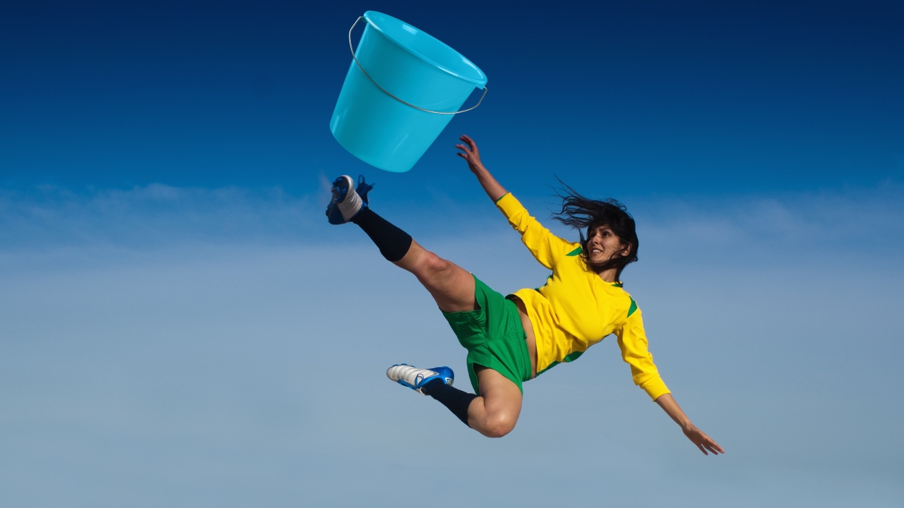 De onde veio a expressão “chutar o balde?” | Guia do Estudante